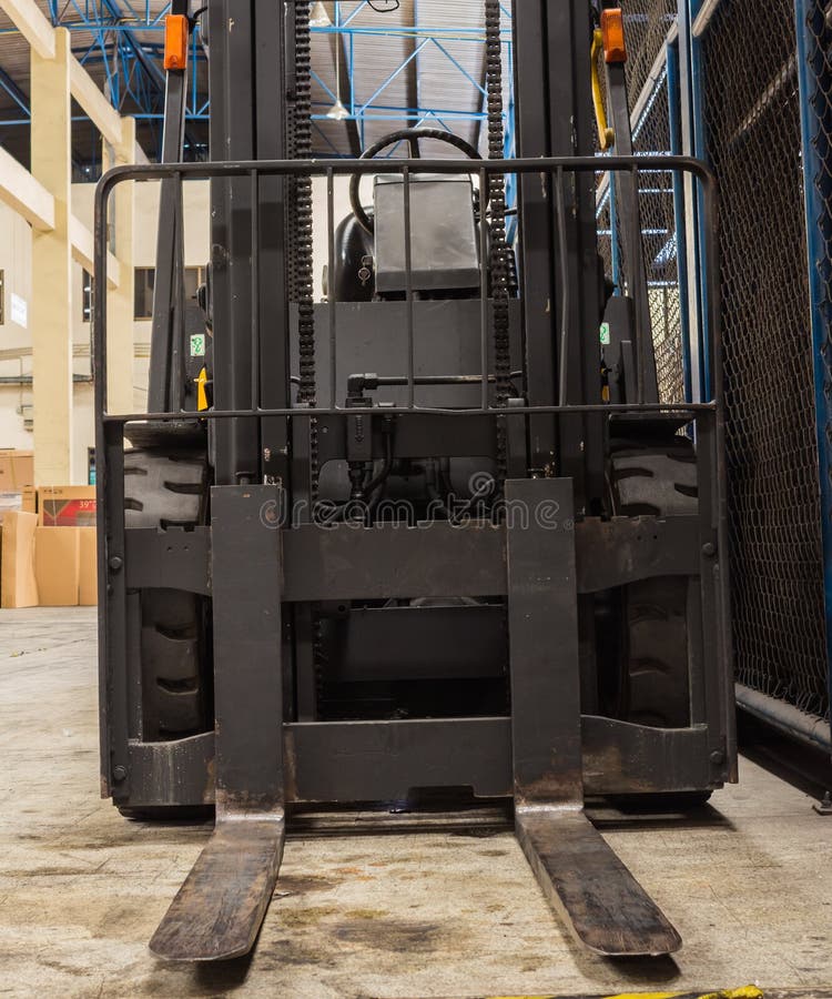 Der Gabelstapler Verlädt Güter Vom Lager Ins LKW Stockfoto - Bild von ...