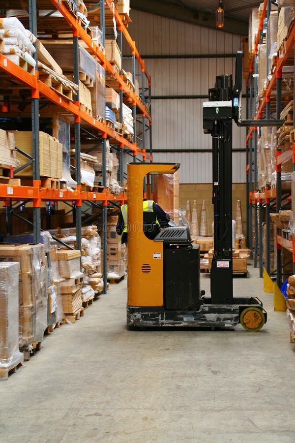 Flurförderwagen stockfoto. Bild von gabelstapler, produktion - 5267508
