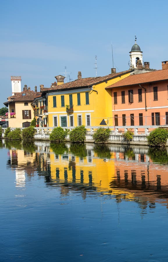 Gaggiano, Milano, Lungo Il Naviglio Grande Immagine Stock - Immagine di ...