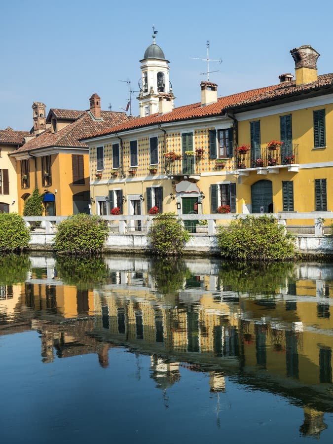 Gaggiano (Milano) immagine stock. Immagine di verticale - 32683793