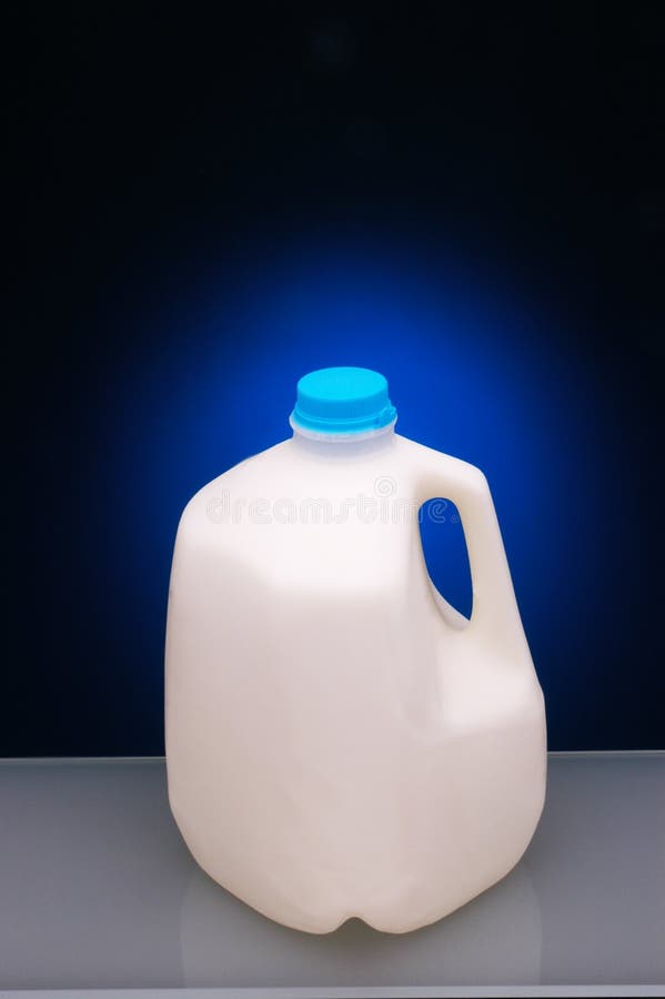 Galón de leche imagen de archivo. Imagen de líquido, camino - 21540241