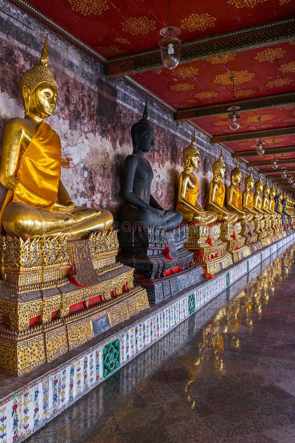 Galeria Da Buda No Templo De Wat Suthat, Banguecoque Imagem de Stock ...