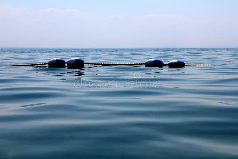 Barriera Della Boa Sulla Superficie Del Mare Per Proteggere La Gente ...