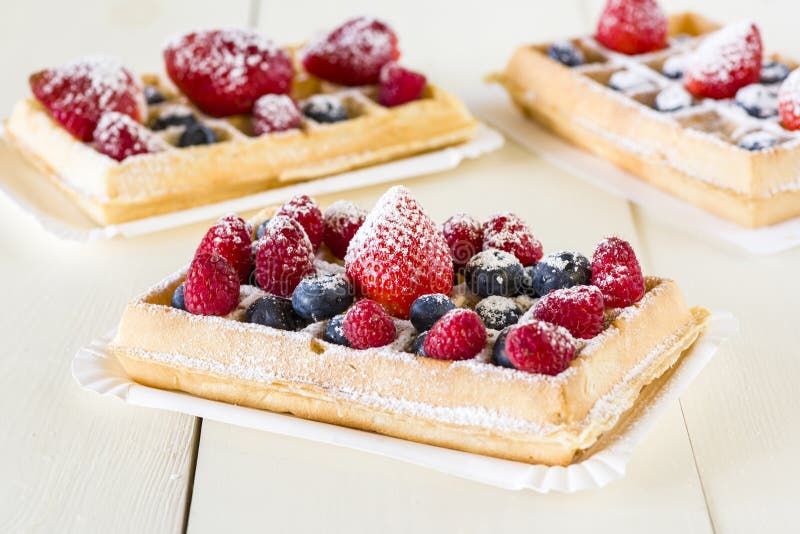 Galletas con la fruta imagen de archivo. Imagen de dulce - 103660385