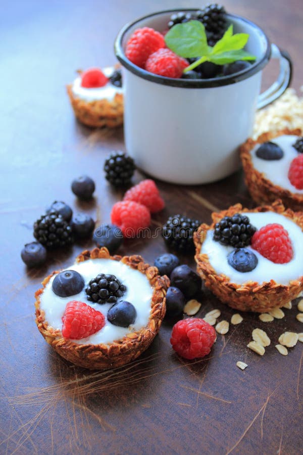 Galletas con las frutas imagen de archivo. Imagen de frutas - 73310723