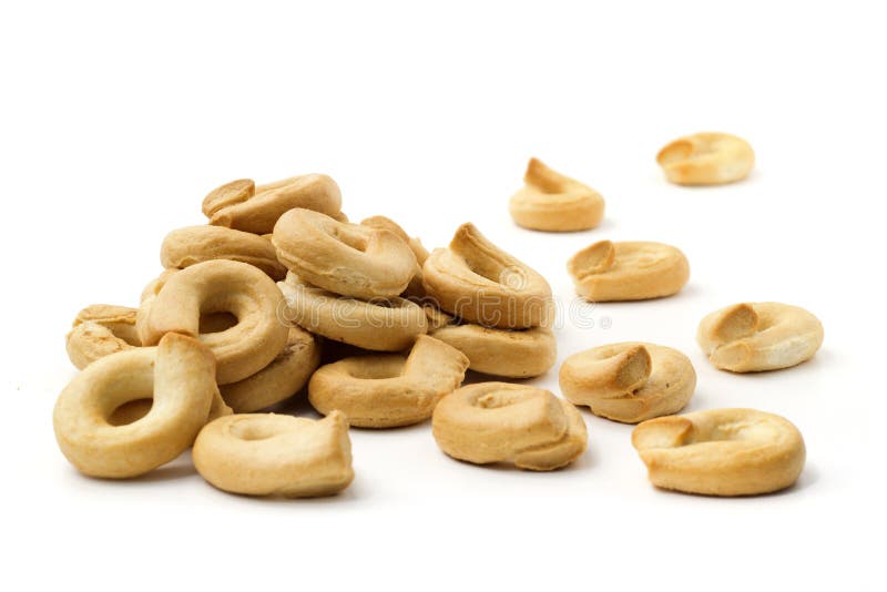 Pastas De Forma Anular Entre Los Fingeres Del Hombre Foto de archivo ...