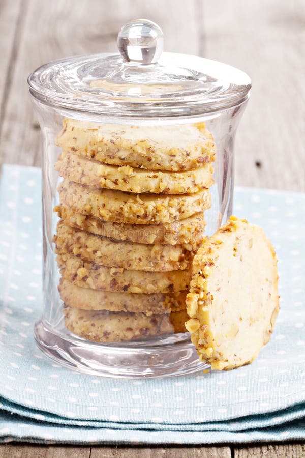 Galletas De La Nuez En Un Tarro Imagen de archivo - Imagen de galletas ...