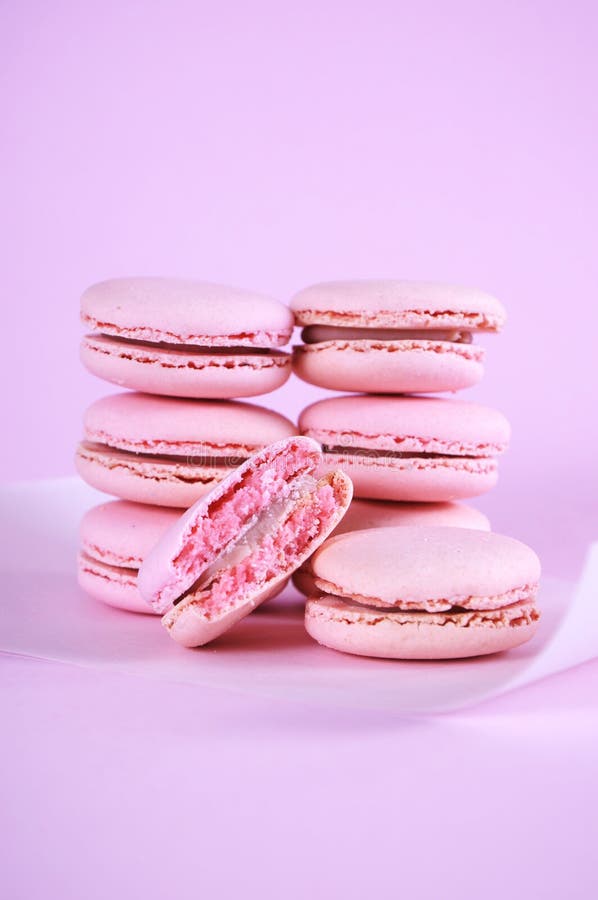 Galletas Rosadas De Los Pastelitos De Los Macarons - Vertical Imagen de ...