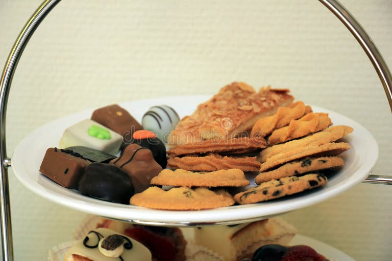 Galletas Y Chocolates En Una Bandeja Imagen de archivo - Imagen de ...