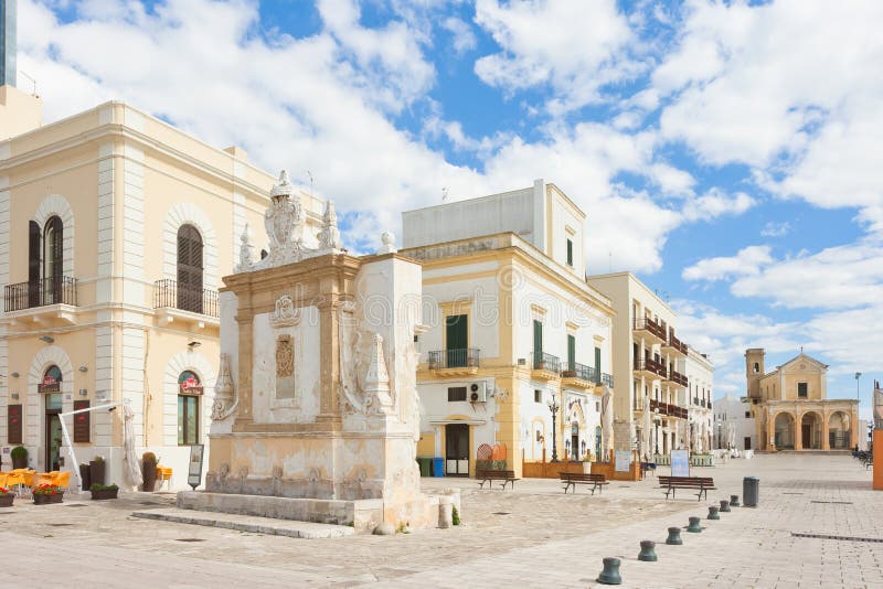 Gallipoli, Apulia - Mayo De 2017 - Edificios En La Zona Peatonal Imagen ...