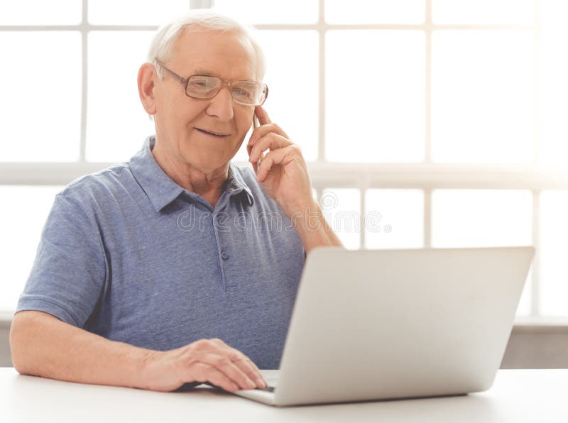 Gamal man med grejen arkivfoto. Bild av inomhus, uttryck - 79702048