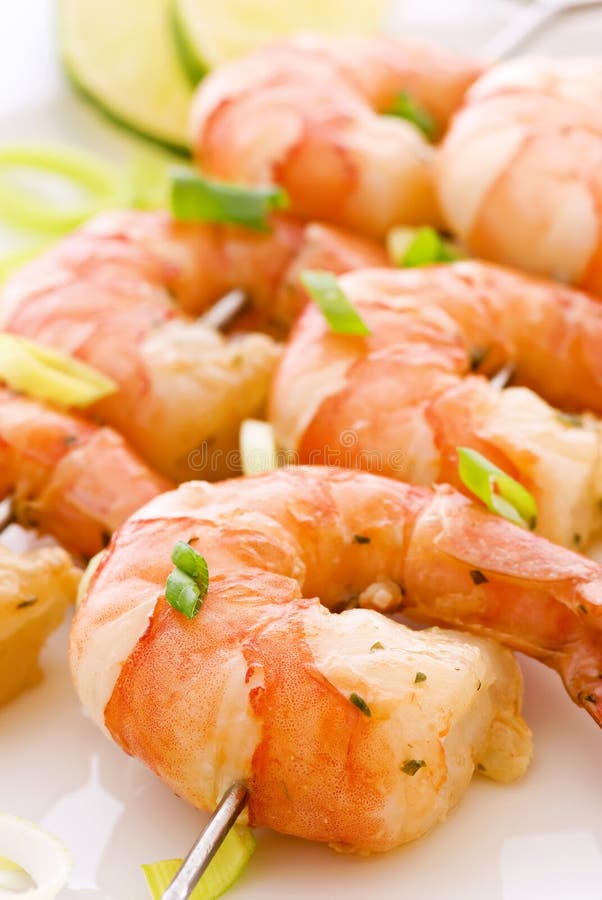 Gamba asada a la parilla imagen de archivo. Imagen de ensartado - 10525711