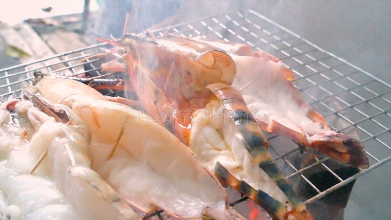 Gamba De Río Gigante Asada a La Parrilla Almacen De Video - Vídeo de ...