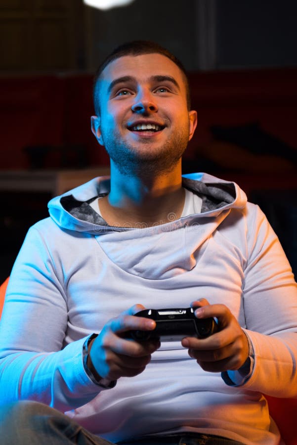 Un Gamer Di Due Giovani Che Si Siede Sui Pouf E Che Gioca Il Togethe ...