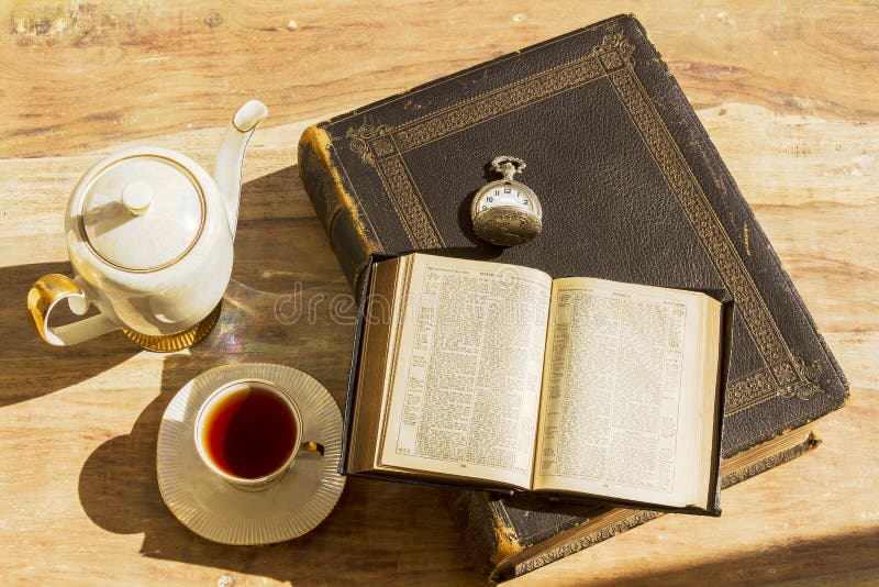 Öppna Och Stängda Biblar Med Kopp Te Arkivfoto - Bild av fromhet ...