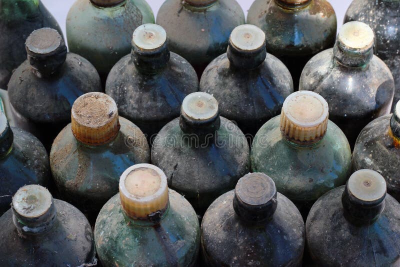 Gamla dammiga flaskor fotografering för bildbyråer. Bild av gammalt ...