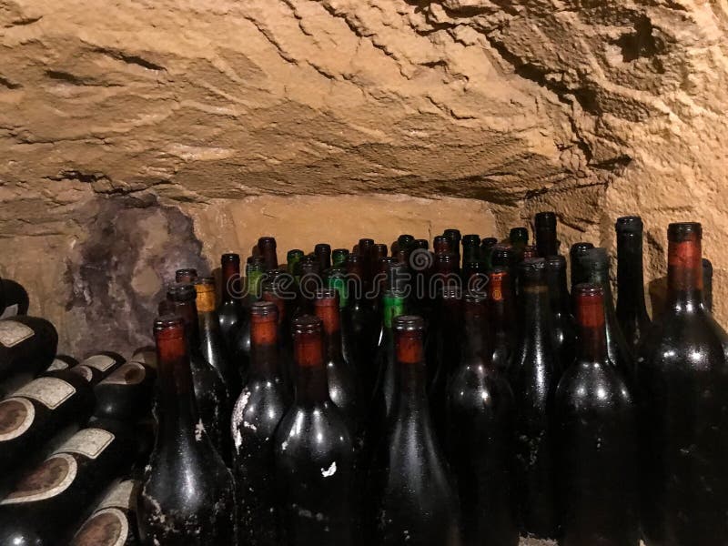 Gamla Flaskor Av Vin I En Grotta Arkivfoto - Bild av alkoholhaltig ...