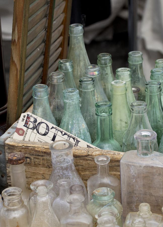 Mycket gamla flaskor arkivfoto. Bild av gammal, alkoholhaltig - 44433514
