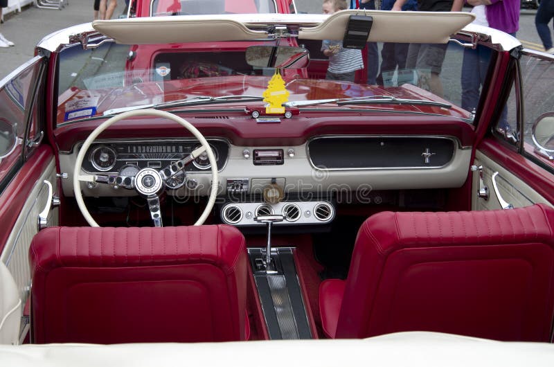 Gammal mustang redaktionell bild. Bild av vadställe, mustang - 52475041