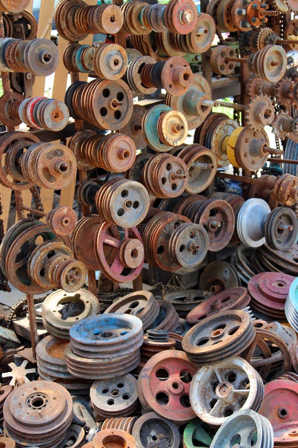 Gamla hjul och delar fotografering för bildbyråer. Bild av järn - 31134569