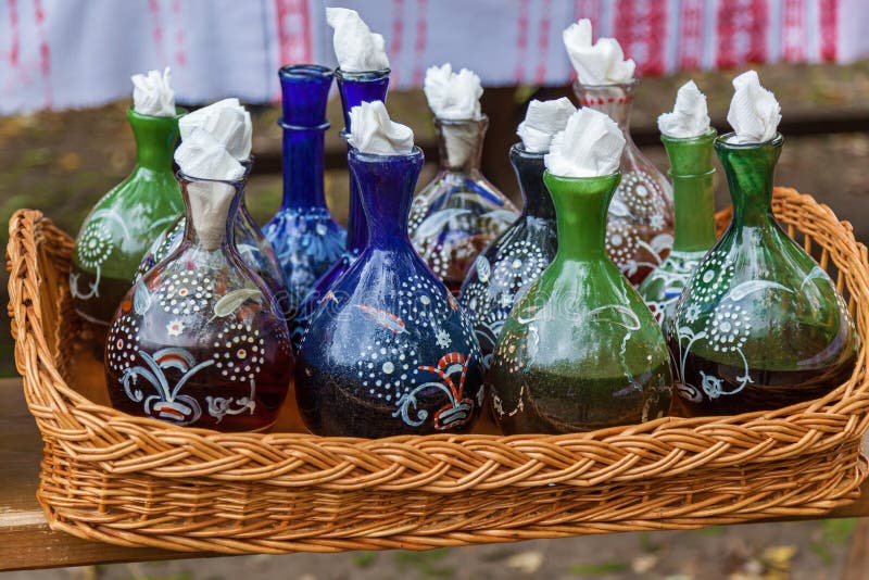 Gamla krukor och flaskor fotografering för bildbyråer. Bild av ...