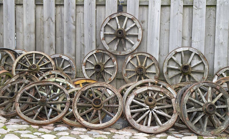 Trätvå Hjul Brukar Vagnen Med Aluminiumburken Och Förråd I ...