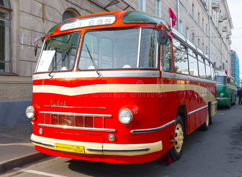 Gammal buss ZiL-158 redaktionell arkivfoto. Bild av kapacitet - 45121043