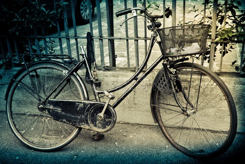 Gammal cykel arkivfoto. Bild av tappning, cyklar, rostigt - 14182824