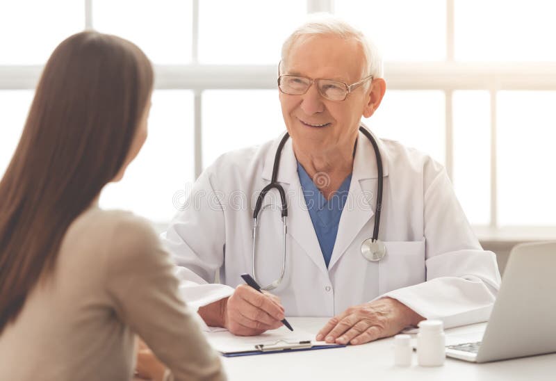 Gammal doktor och patient arkivfoto. Bild av kaukasisk - 79703108