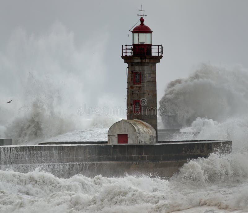 Gammal Fyr Under Tung Havstorm Arkivfoto - Bild av himmel, dimma: 83244428