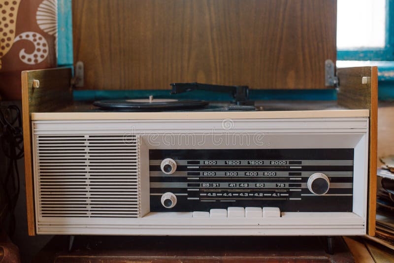 An Old Gramophone Standing on a Table, White Wall Arkivfoto - Bild av ...