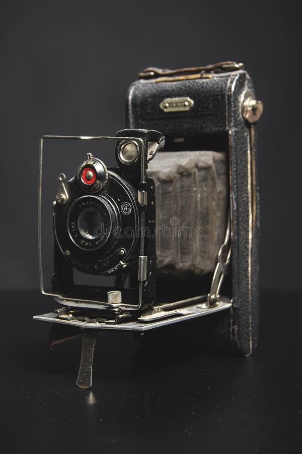 Antik gammal kamera redaktionell fotografering för bildbyråer. Bild av ...