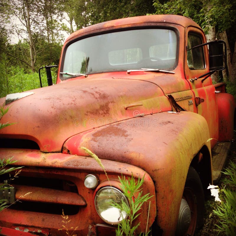 Gammal lastbil arkivfoto. Bild av överge, klassiskt, bevuxet - 42629680