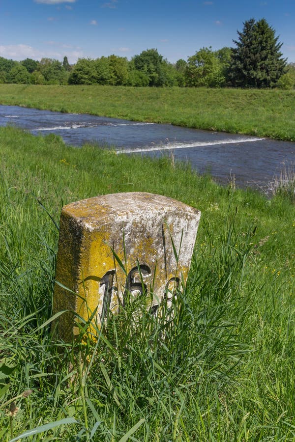 Gammal milstolpe 16 arkivfoto. Bild av markör, pekare - 47369736