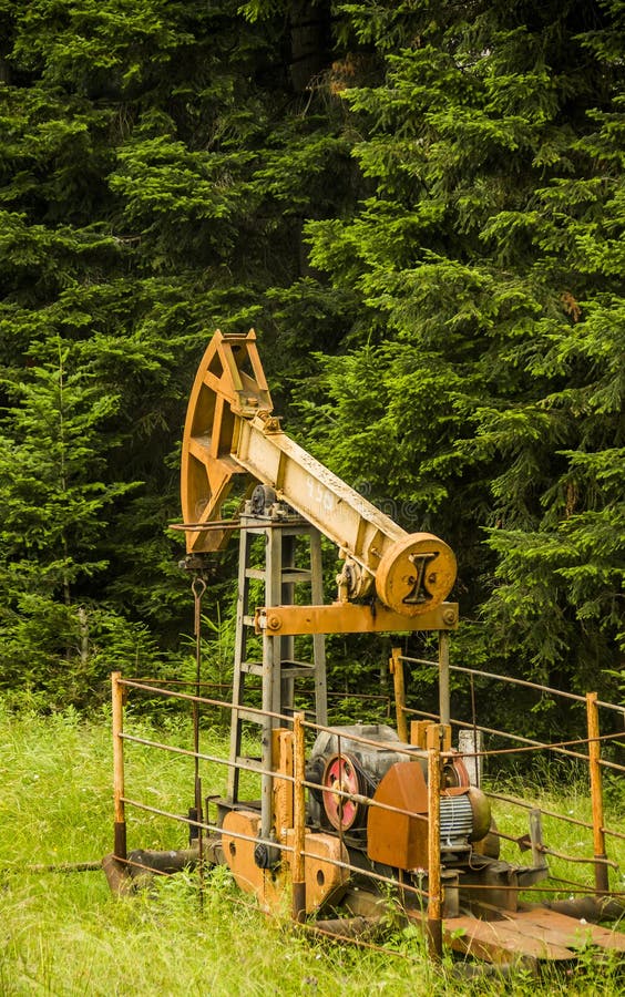 Gammal oljepump arkivfoto. Bild av drill, barometriska - 165763438