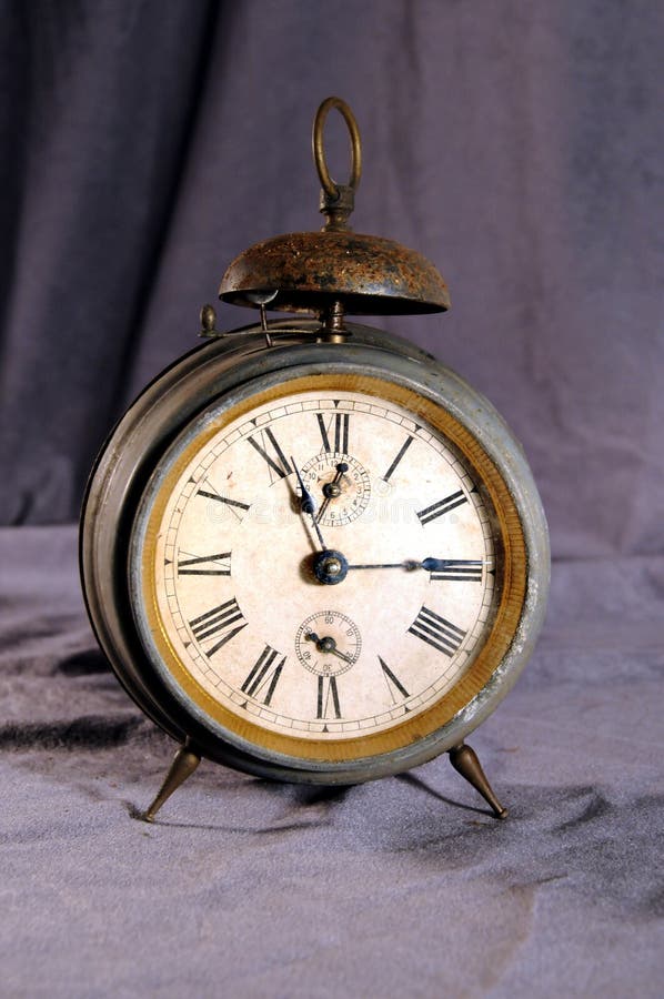 Gammal ringklocka fotografering för bildbyråer. Bild av tappning - 4404615