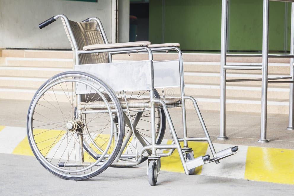 Gammal rullstol arkivfoto. Bild av fysiskt, illustration - 63055760