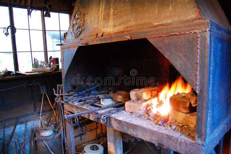 Gammal Smedja Smedja I Medeltiden Arkivfoto - Bild av affär, smutsigt ...