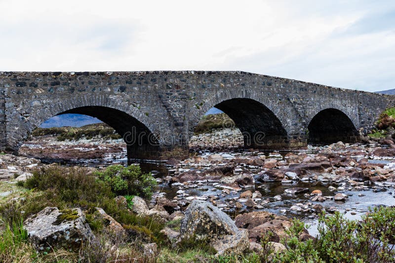Gammal Stenbro I Ett Berglandskap I Skottland Fotografering för ...