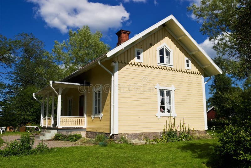 Stuga med en veranda arkivfoto. Bild av farstubro, natur - 26629562