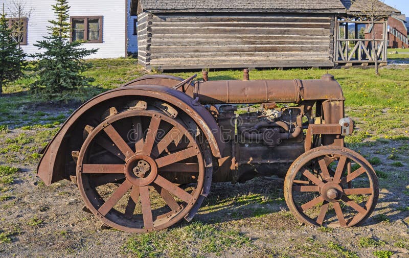 Gammal traktor arkivfoto. Bild av nostalgi, rost, maskin - 25252548