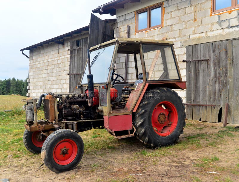 Gammal traktor och en plog fotografering för bildbyråer. Bild av ...