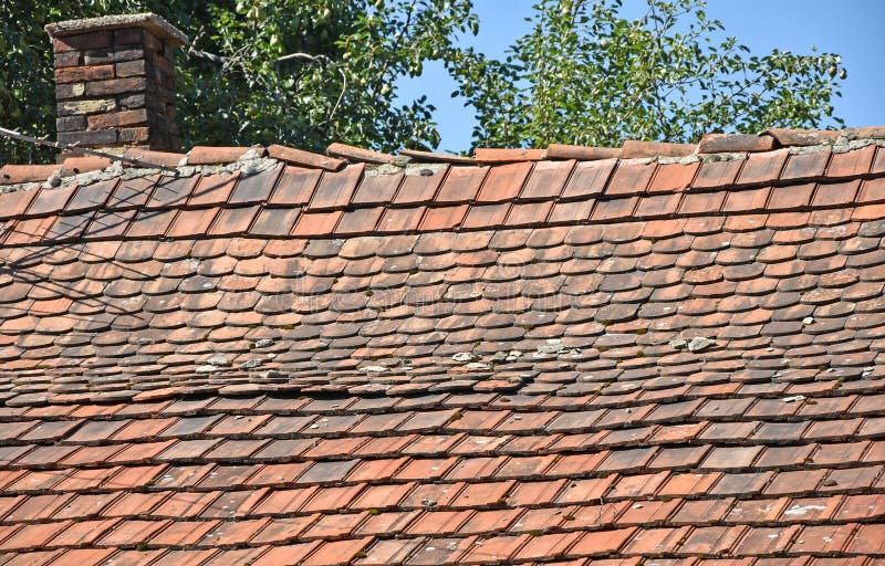 Hustak arkivfoto. Bild av tegel, bunt, himmel, vägg, sikt - 55170114