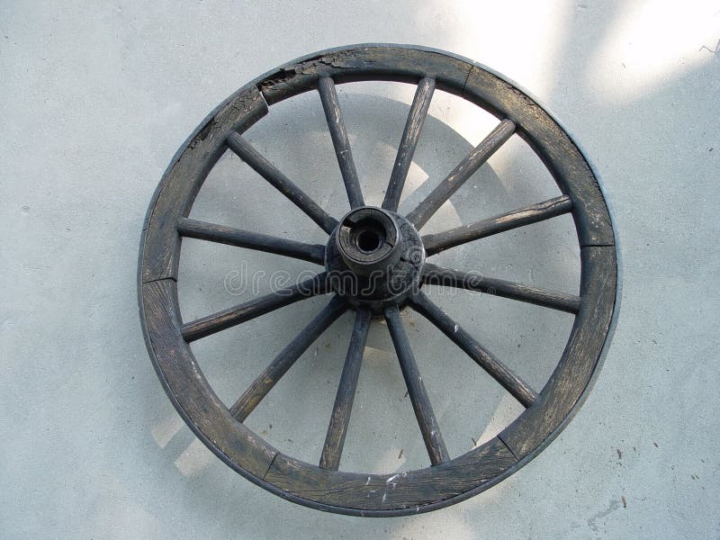 Gammalt Hjul Av En Triumfvagn Arkivfoto - Bild av trevligt, element ...