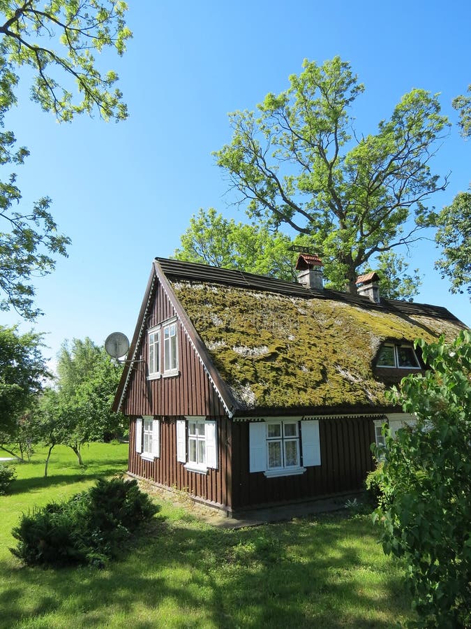 Gammalt hus arkivfoto. Bild av växt, vass, himmel, bakgrund - 25720122