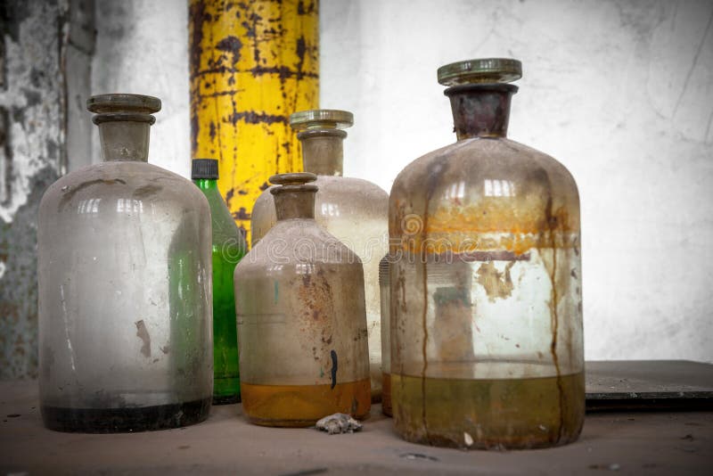 Bottles gammalt apotek arkivfoto. Bild av flaska, skäller - 51597928