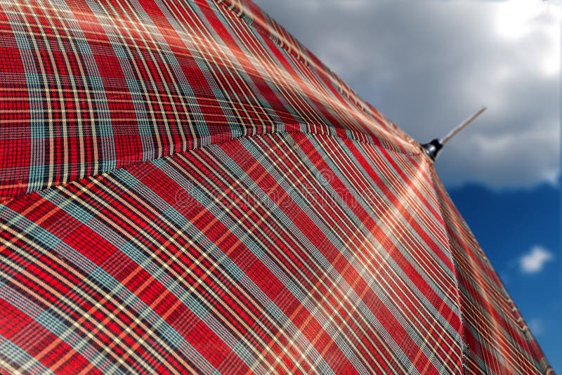 Gammalt paraply arkivfoto. Bild av oklarheter, rutigt - 45036288