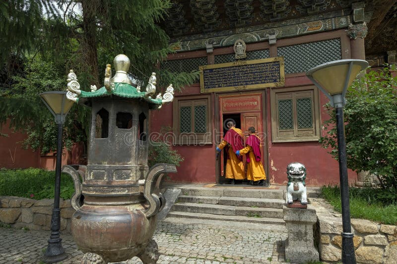 Gandantegchinlen Monastery in Ulaanbaatar, Mongolia Editorial ...