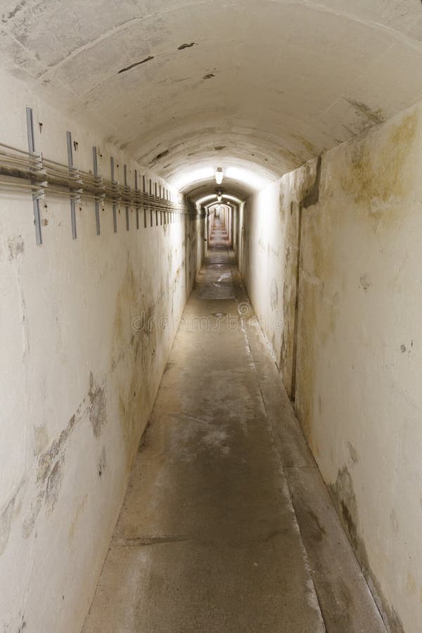 Gang Van Een WW2 Bunker in Duitsland in Ondergronds Redactionele ...