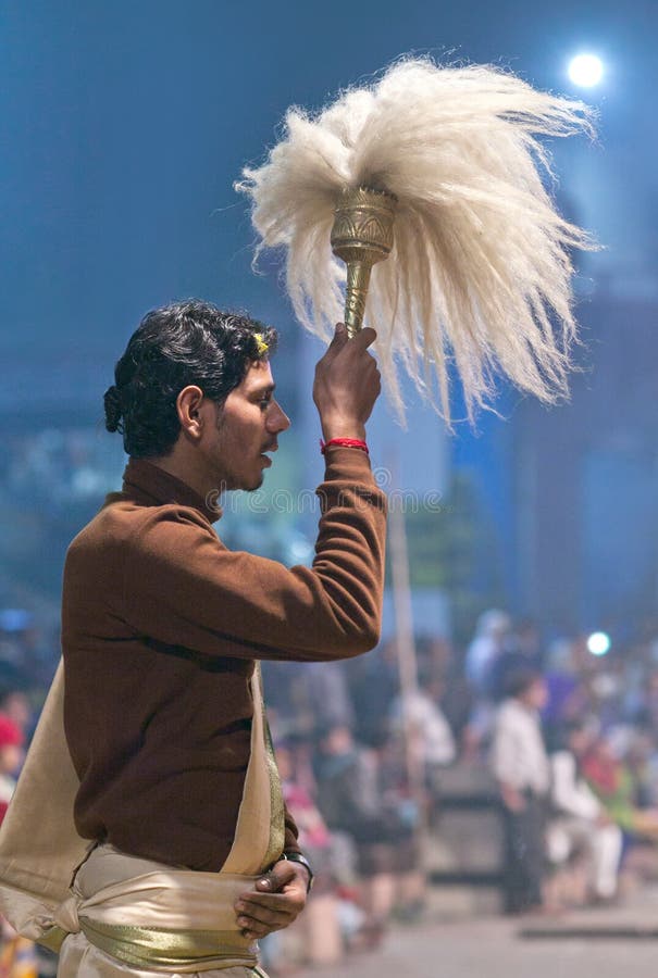 Ganga Maha Aarti Ceremony a Varanasi, India Immagine Stock Editoriale ...